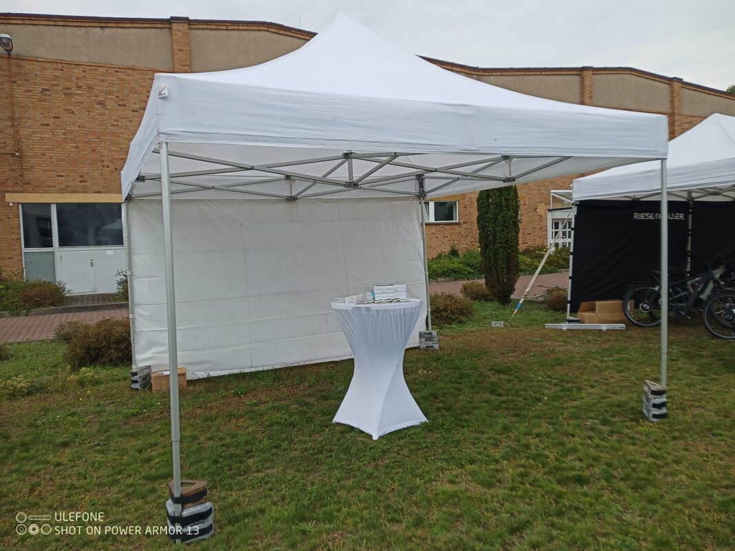 Faltpavillon 4x4 Meter weiß in Berlin und Brandenburg mieten